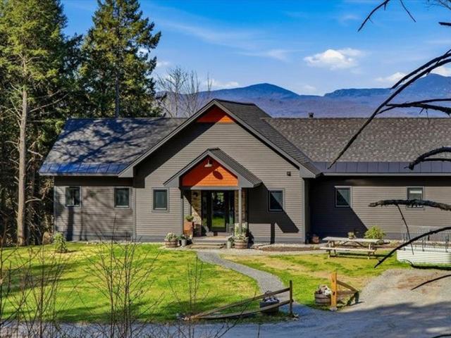 545 Stagecoach Ln, Waterbury, VT 05676