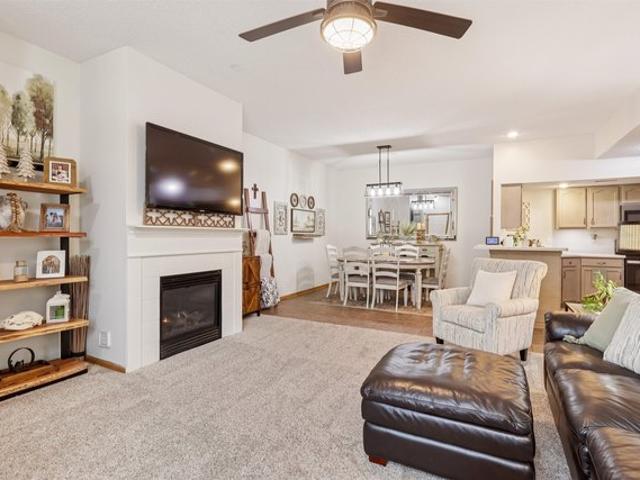 5466 Longview Ct Unit 2, Johnston, IA 50131