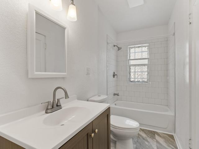 547 S Oak Park Ct