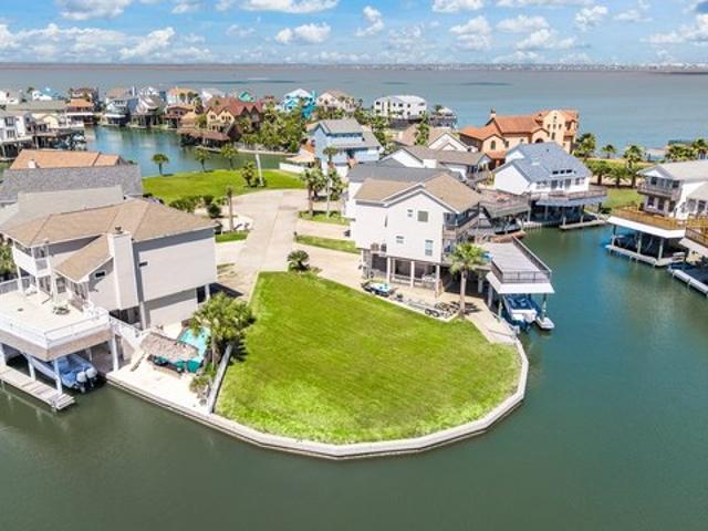 547 Sunset Cir, Tiki Island, TX 77554