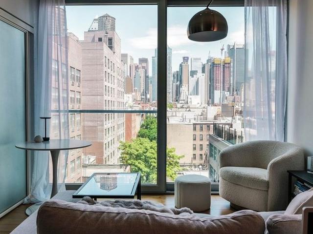 547 W 47th St Unit 903, New York, NY 10036