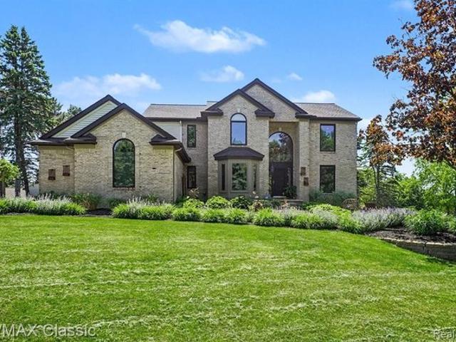 54853 Walnut Dr, Lyon Township, MI 48165