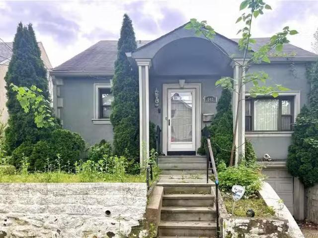 548 S 10TH AVE, MOUNT VERNON, NY 10550 Single Family Residence.