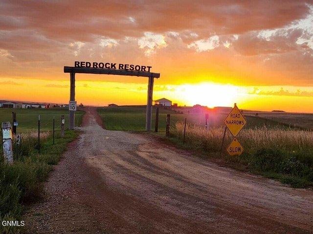 5499 Leisure Ave, Glen Ullin, ND 58631