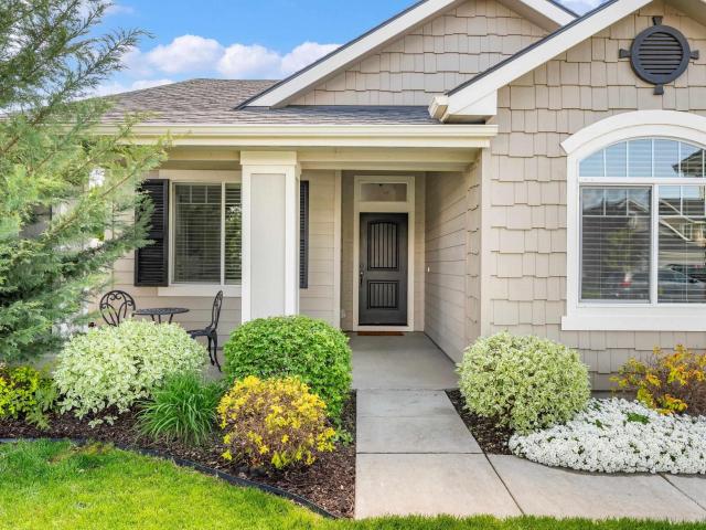 5493 W Los Flores St