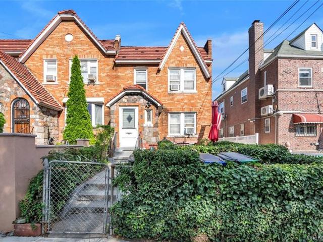 54 55 65th Pl, Maspeth, NY 11378