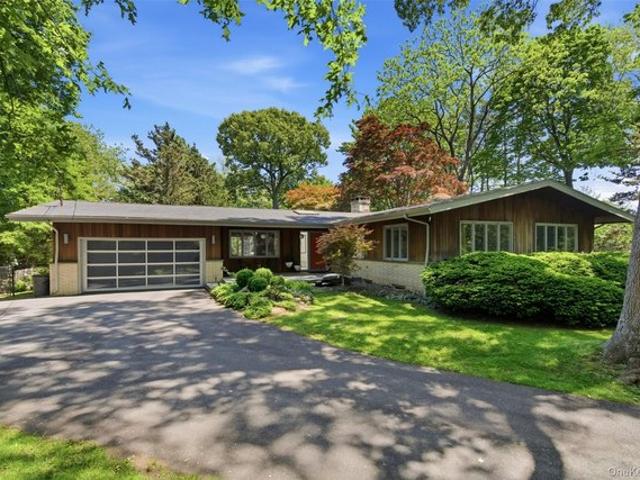 54 Washington Dr, Centerport, NY 11721