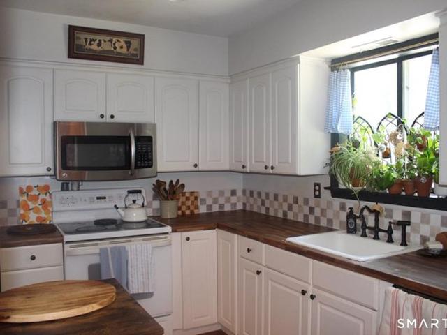 54 Whitmore Ln Apt 3, Stamford, CT 06902
