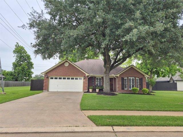 54 Zinnia Ct, Lake Jackson, TX 77566
