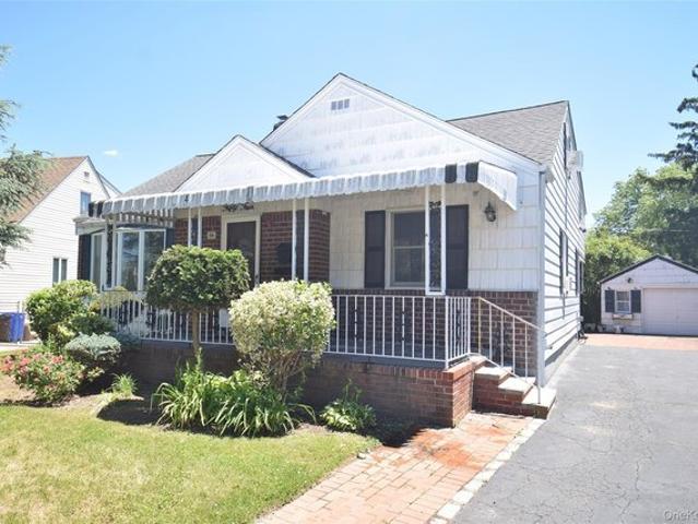 54 Camden Pl, New Hyde Park, NY 11040