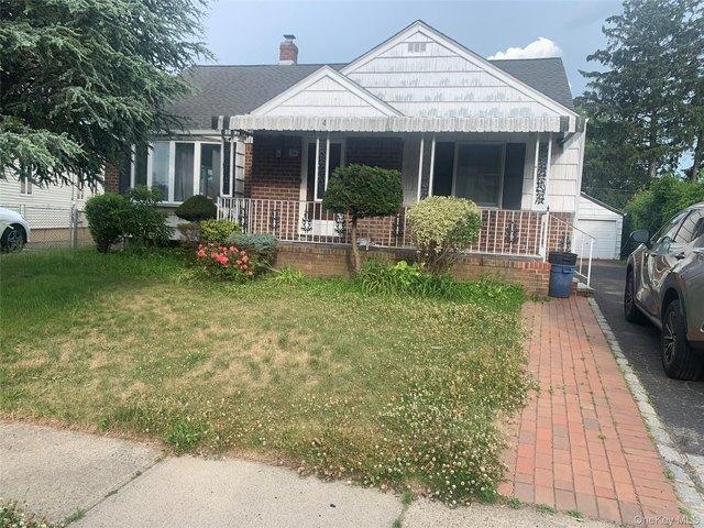 54 Camden Pl, New Hyde Park, NY 11040