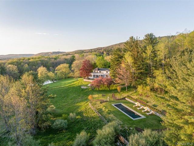 54 Far View Ln, Hillsdale, NY 12529