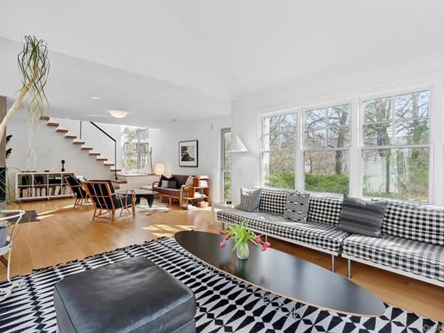 54 Gardiner Dr, Amagansett, NY 11930