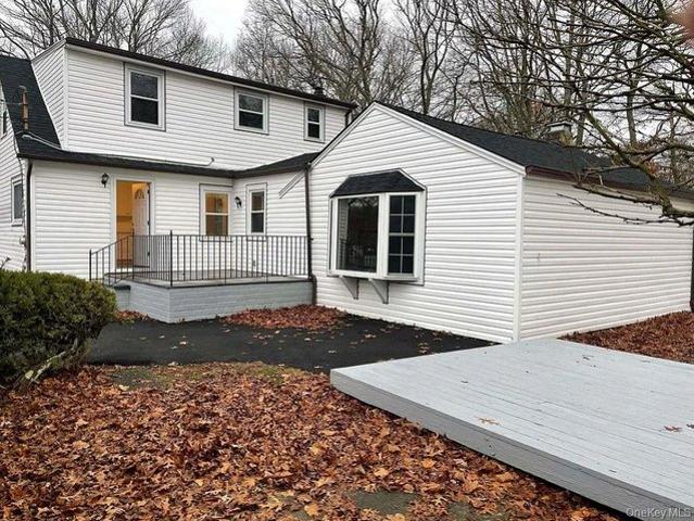 54 Linden Ln, Shirley, NY 11967
