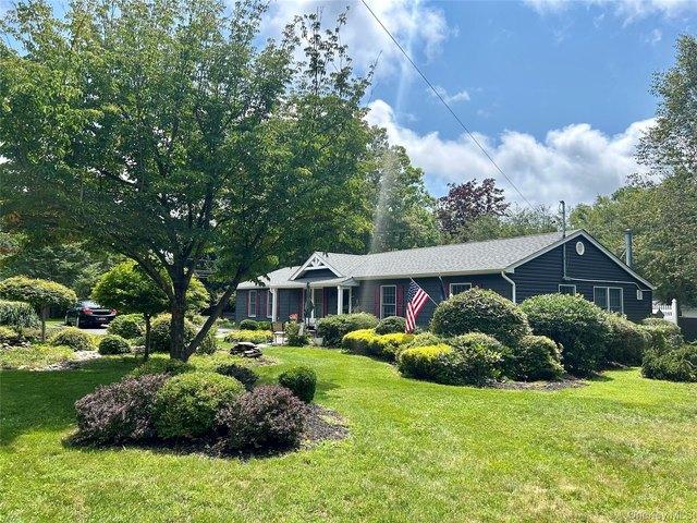 54 Madeline Rd, Ridge, NY 11961