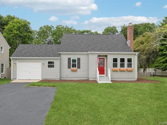 54 N Ocean Ave, Center Moriches, NY 11934