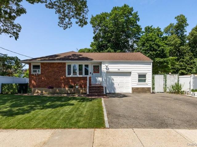 54 Oak St, Farmingdale, NY 11735