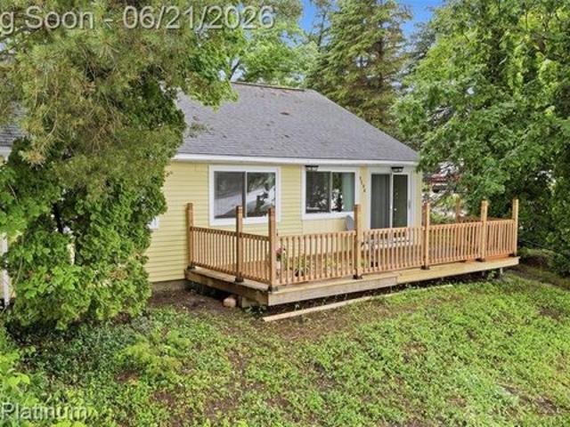 5504 Wildwood Dr, Genoa Township, MI 48843