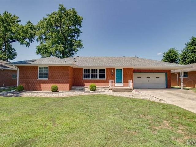 5506 Ladue Dr, Godfrey, IL 62035