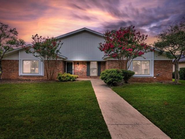 5501 Wood View St, North Richland Hills, TX 76180