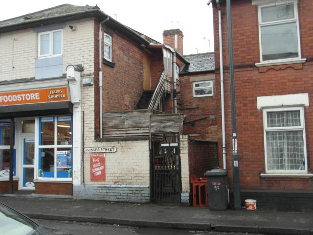 Discover urban living at its finest with this charming 1 bedroom first floor flat on Princes Street, Derby, DE23 8. Featuring a fitted kitchen, gas central heating. Don't miss out on making this delightful flat your new home!
