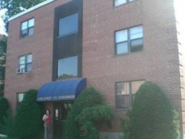 $550 / 1br Great Condo, carpet, elevator, HW incld. A/C, parking, laundry Hartford, CT