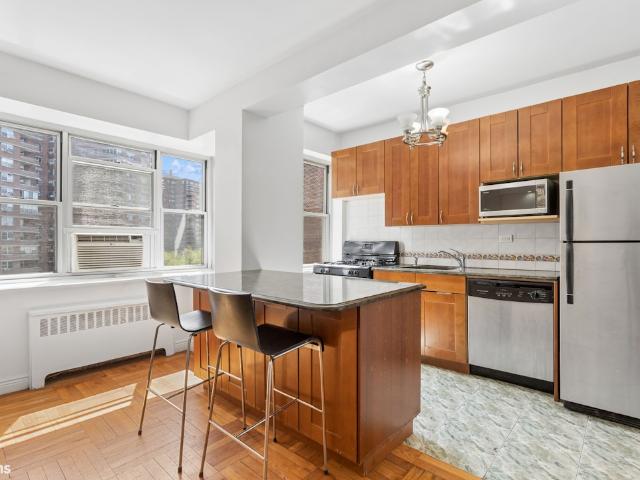 550 GRAND Street H7G