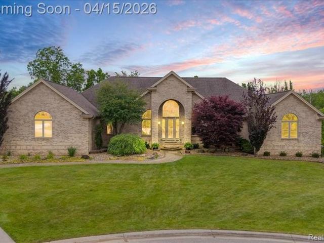 550 Kings Fairway Ct, Grand Blanc, MI 48439