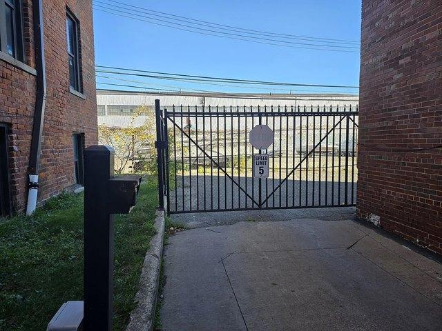 550 Parkview Dr, Detroit, MI 48214