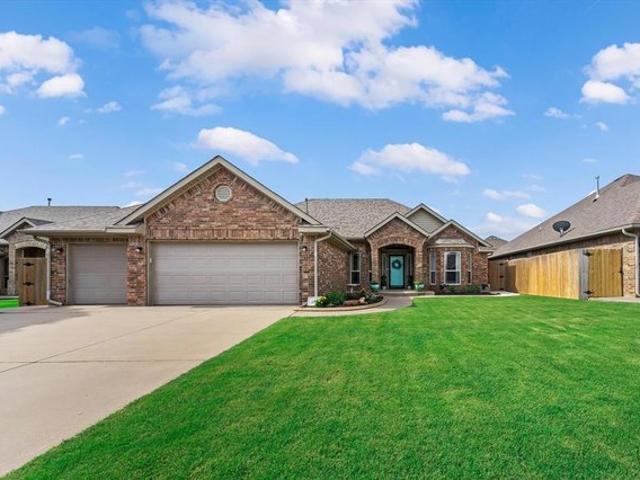 550 W Hunters Court Way, Mustang, OK 73064