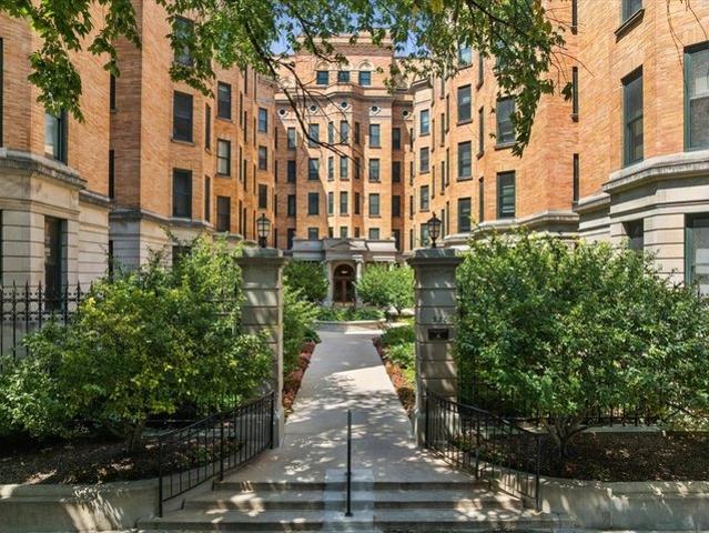 550 W Surf St Apt 104, Chicago, IL 60657