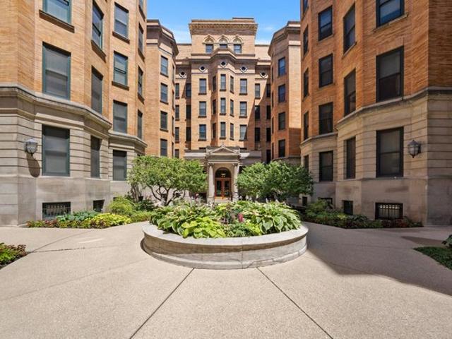550 W Surf St Apt 319, Chicago, IL 60657
