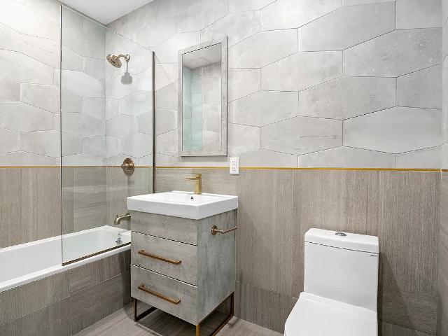 550 Van Buren Street, Unit 2A