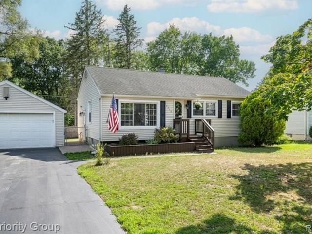5515 Clinton River Dr, Waterford Township, MI 48327