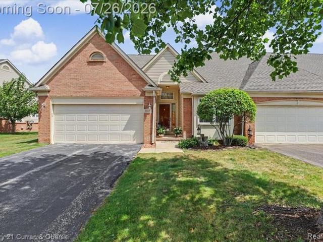 5517 Elmhurst Dr Unit 27, Trenton, MI 48183