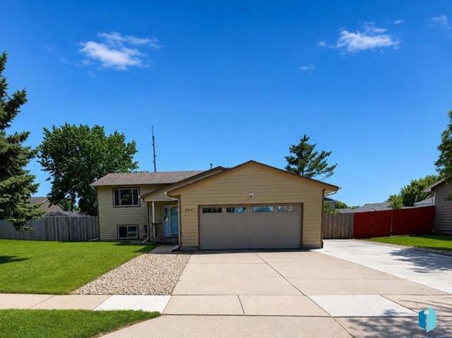 5519 W Dardanella Rd, Sioux Falls, SD 57106