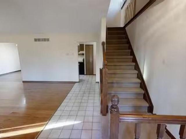 55128963 2872 Elmwood Ave