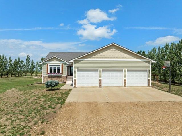 551 135th Ave SW, Minot, ND 58701