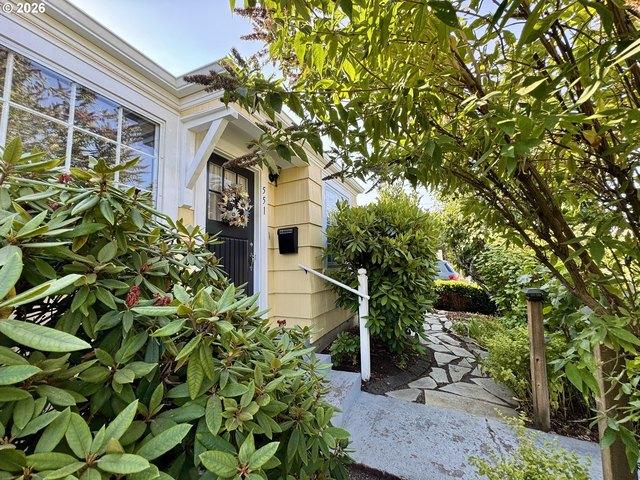 551 6th St, Springfield, OR 97477
