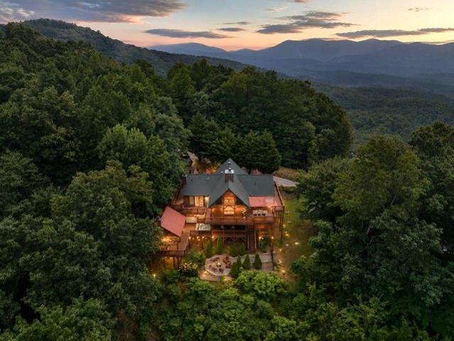 551 Amy Creek Cir, Ellijay, GA 30540