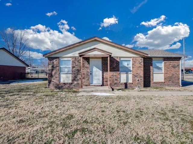 551 N Summitlawn St, Wichita, KS 67212