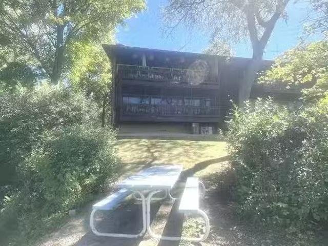 5525 E LAKE DR APT B, LISLE, IL 60532 Single Family Residence.