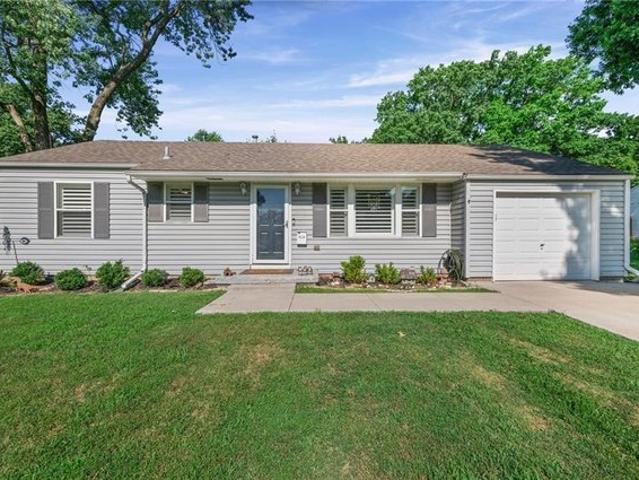 5520 Barton Ln, Shawnee, KS 66203
