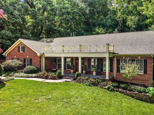 5520 Heathrow Dr, Knoxville, TN 37919