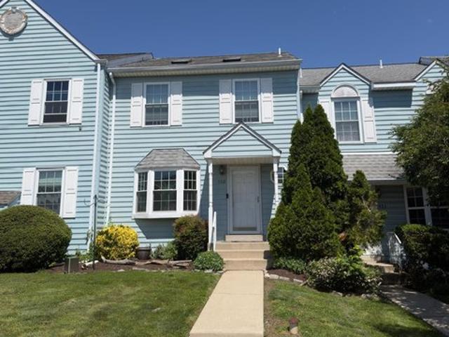 552 Heather Ln, Upper Chichester, PA 19014