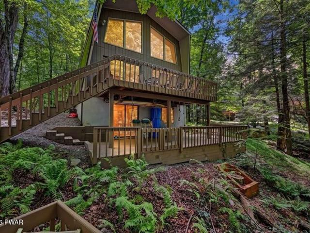 552 Lakeview Dr E, Lake Ariel, PA 18436