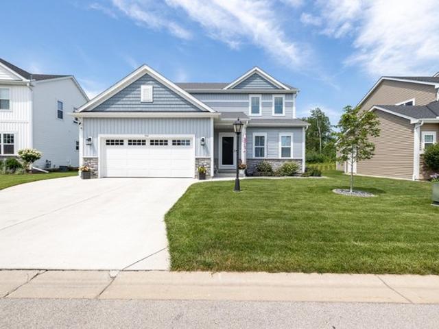 552 Wild Oak Rd, Hartland, WI 53029
