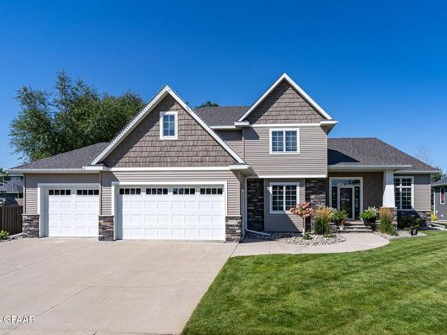 5534 Charlie Ray Dr, Grand Forks, ND 58201