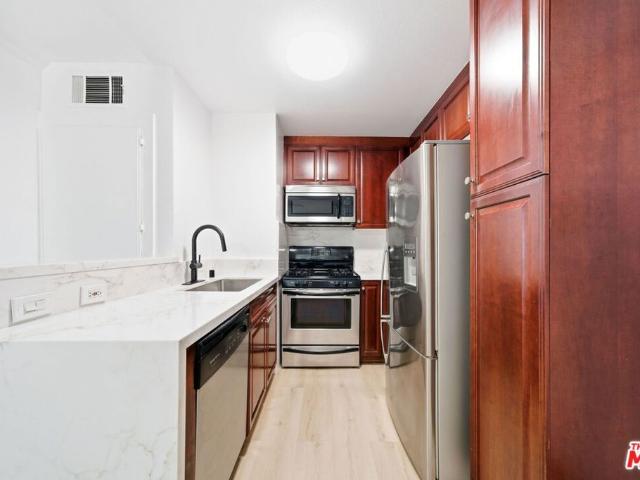 5530 owensmouth avenue 133
