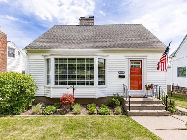 5530 W 8th St, Duluth, MN 55807